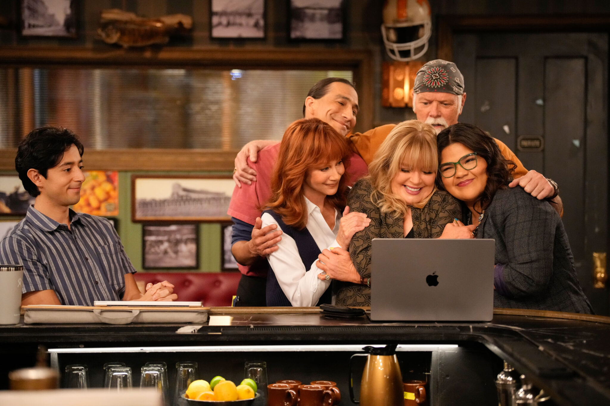 First Look: Happy’s Place Season 2 Trailer Confirms Classic Sitcom ...